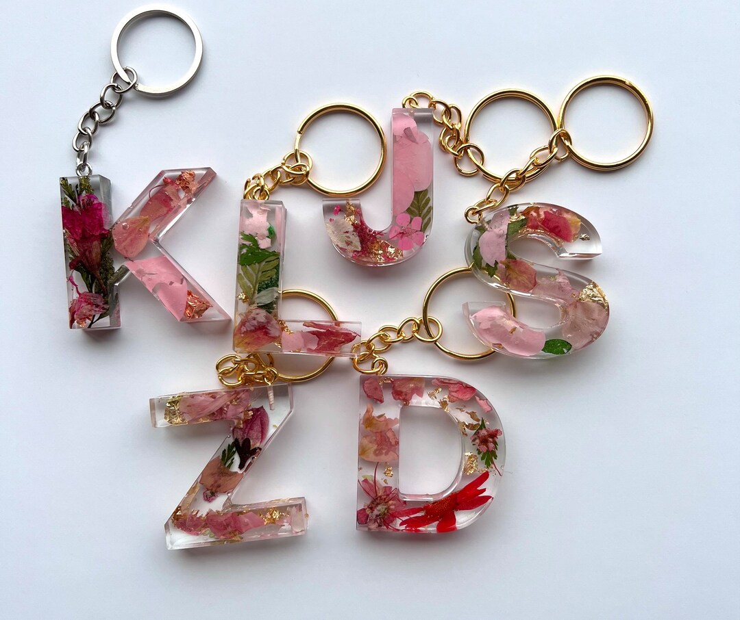 Personalised Resin Keychain, Flower Resin, Letter Keychain, Gift ...