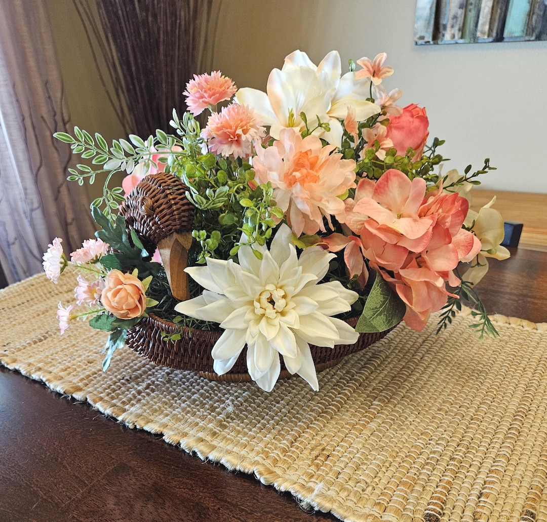 Beautiful Vintage Wicker Swan Arrangement, Patio Floral Arrangement ...