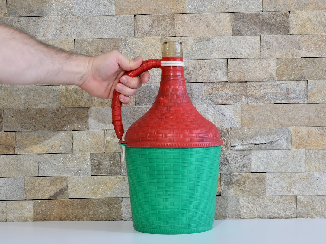 Botella de damajuana vintage envuelta con asa, decoración rústica ...