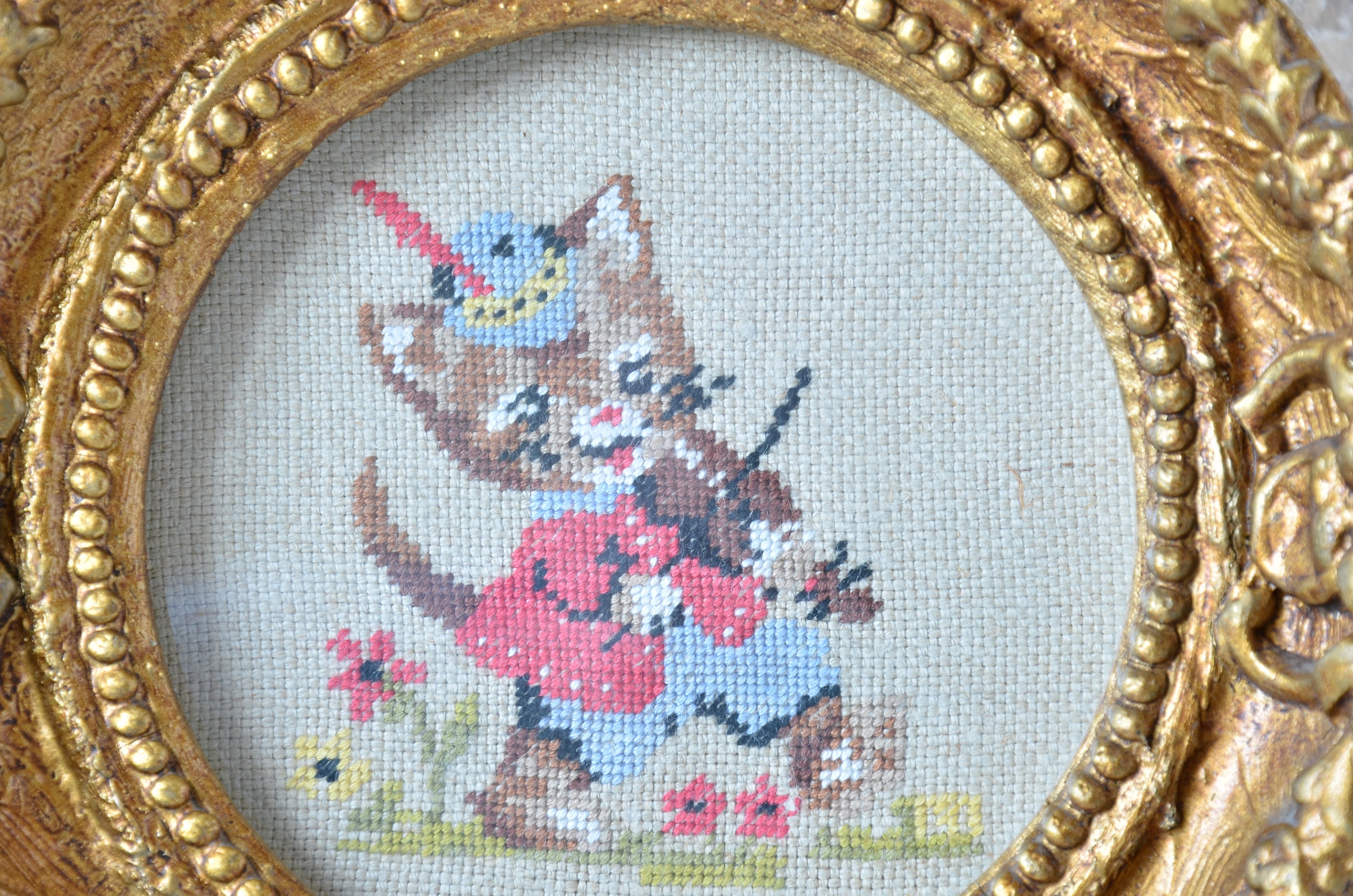 Vintage Round Gold Frame With Tapestry, Antique Wall Home Decor 70s ...