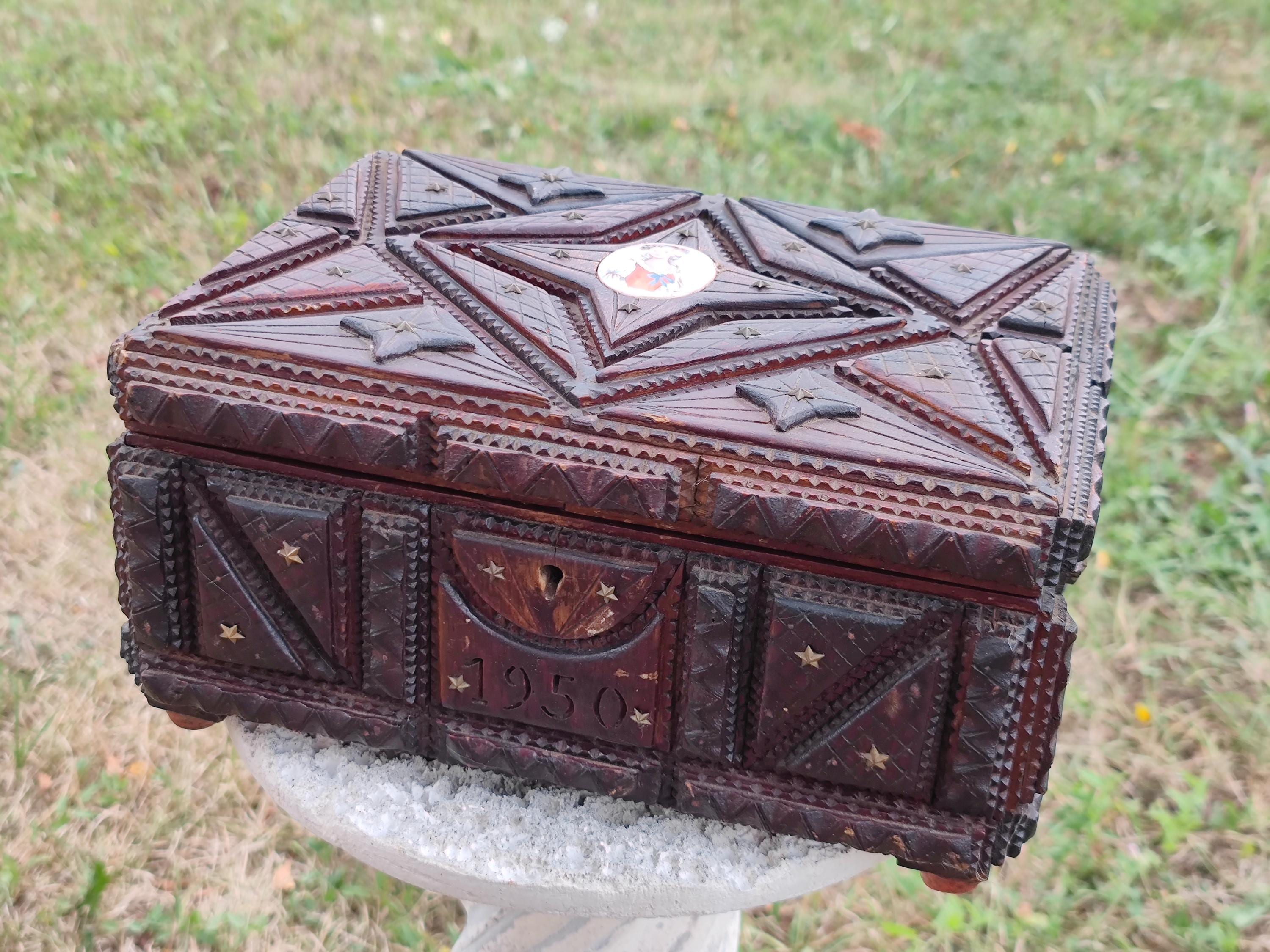 Tramp Art Box Antique Carved Wood, Vintage Memory Box Tramp Art Box Antique Carved Wood, Vintage Memory Box