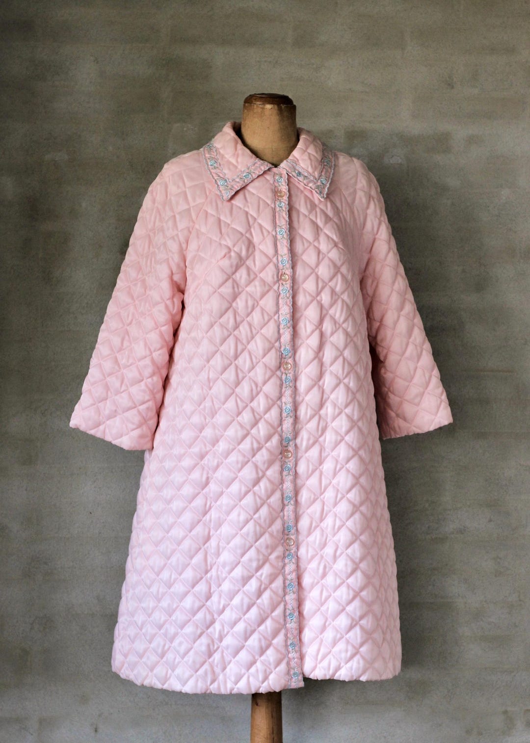 1960s Baby Pink Quilted Robe / Housecoat // Embroidered Blue Flowers ...