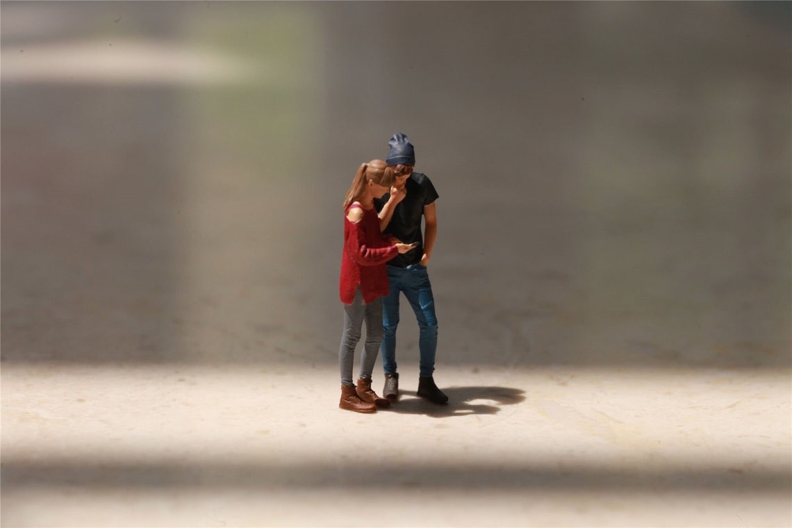 1:87 Miniature Model Creative 1/64 Scene Macro Shots Couple Looking at ...