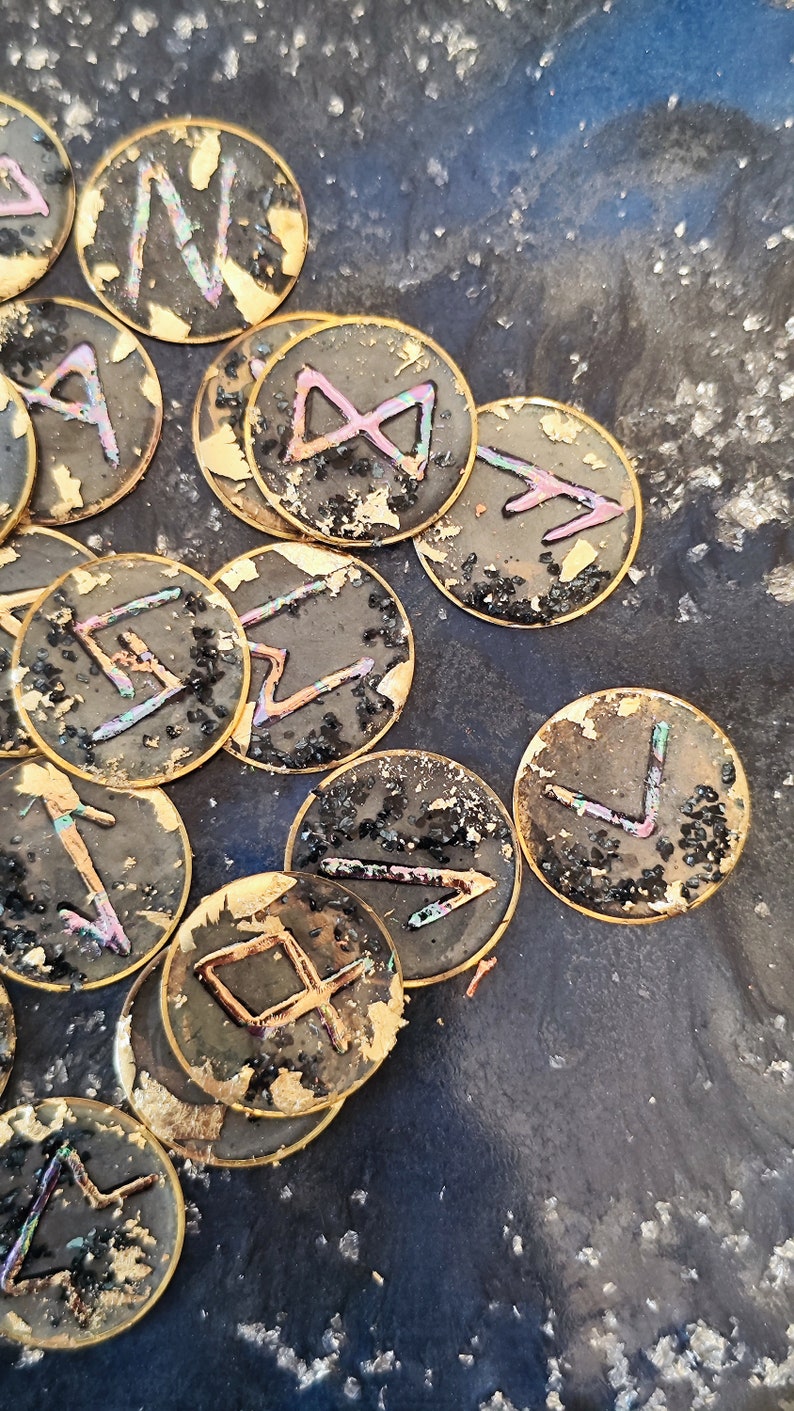 Runes Elder Futhark Art Divinatoire Ésotérique Runes Nordiques Viking ...