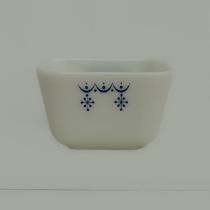 Pyrex Blue Snowflake Garland Fridge Dish (no Lid), 1.5cup - Vintage ...