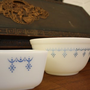 Pyrex Blue Snowflake Garland Fridge Dish (no Lid), 1.5cup - Vintage ...