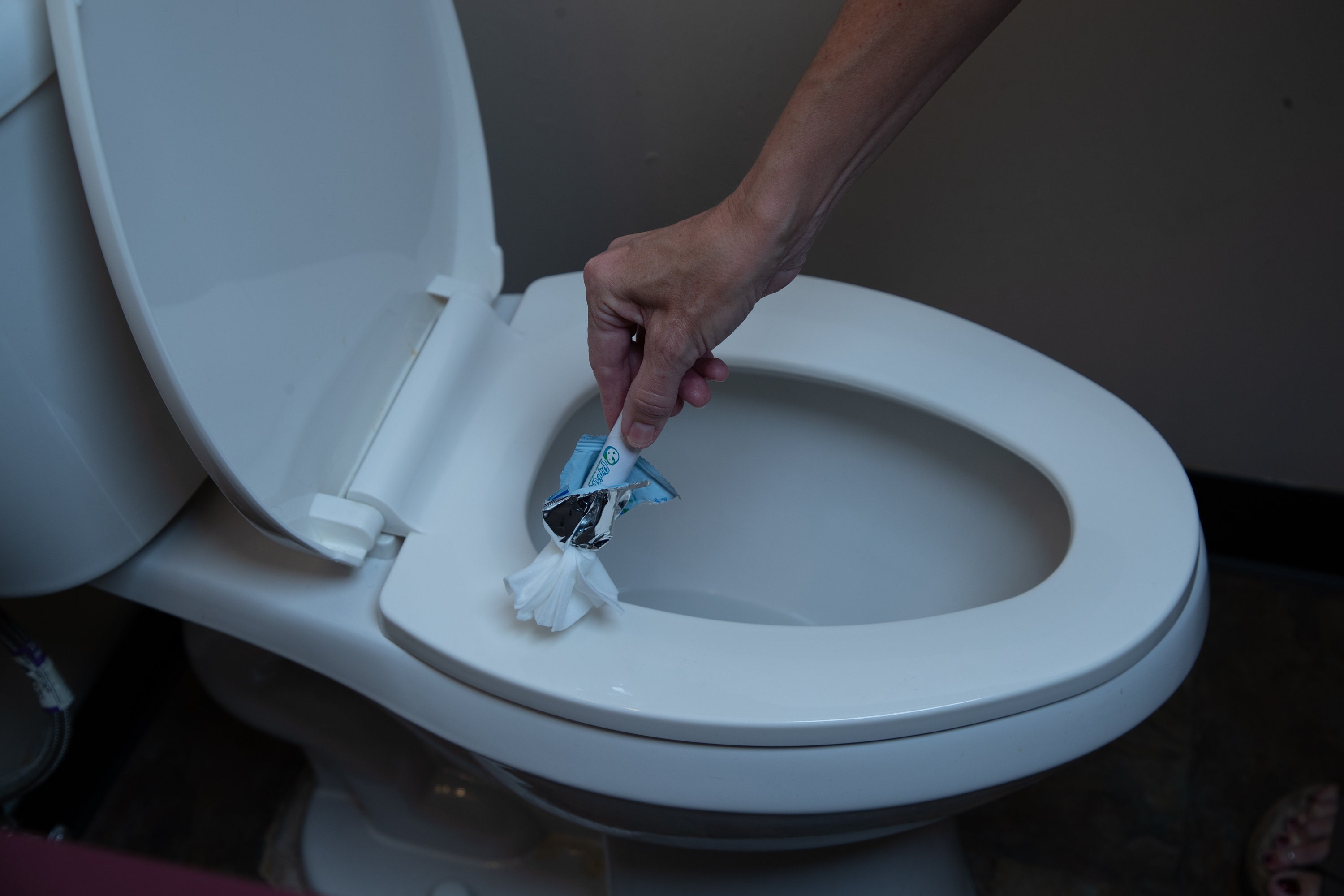 Pipiwipe: A 75% Alcohol Wet Wipe With a Handle to Clean Public Toilet ...