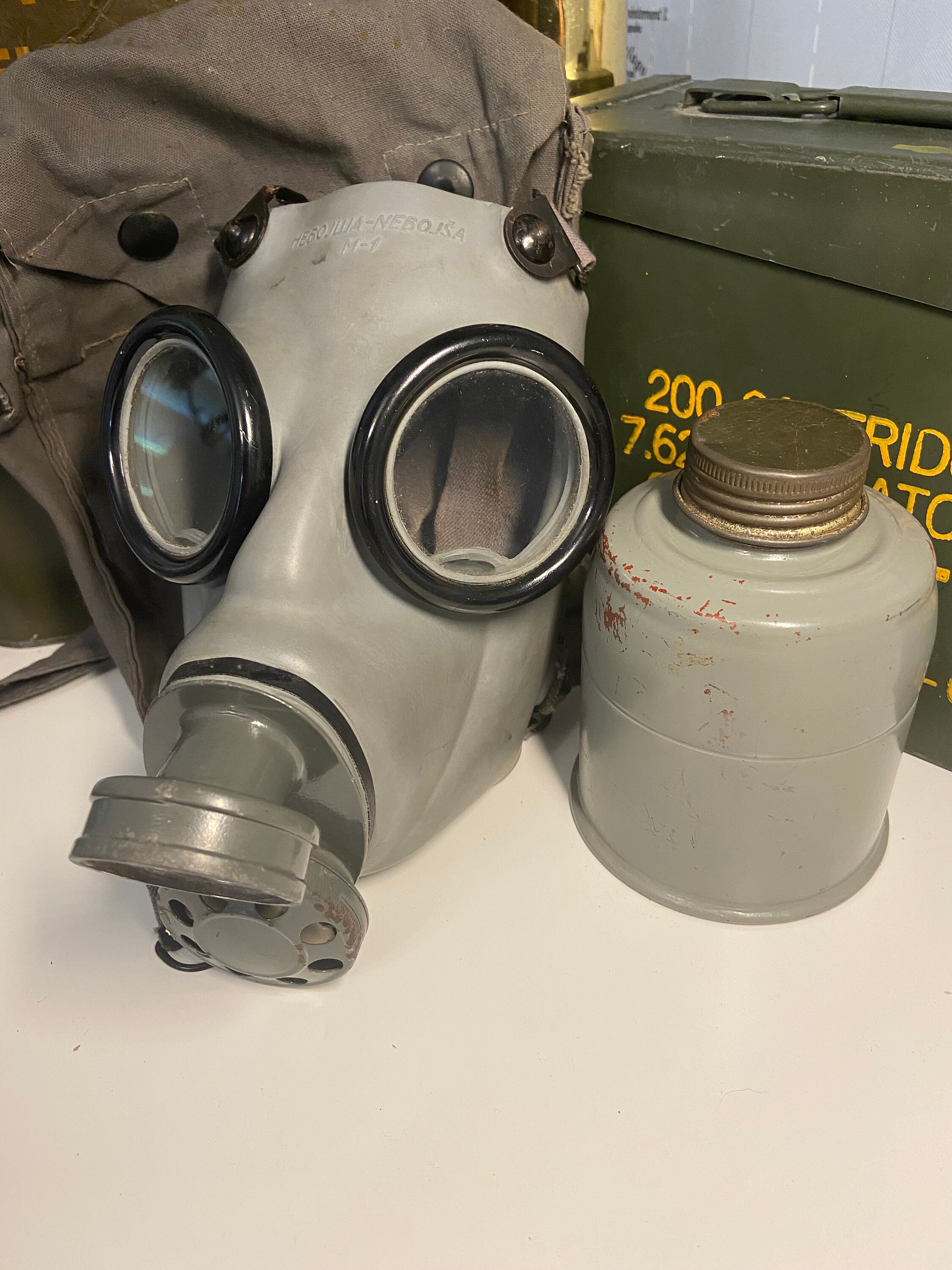 1940s/WW2 B We M Air Raid-GAS MASK BOX €0.99 pentabell.com