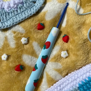 Blue Strawberry Crochet Hook | Cute Ergonomic Polymer Clay Crochet Hook ...