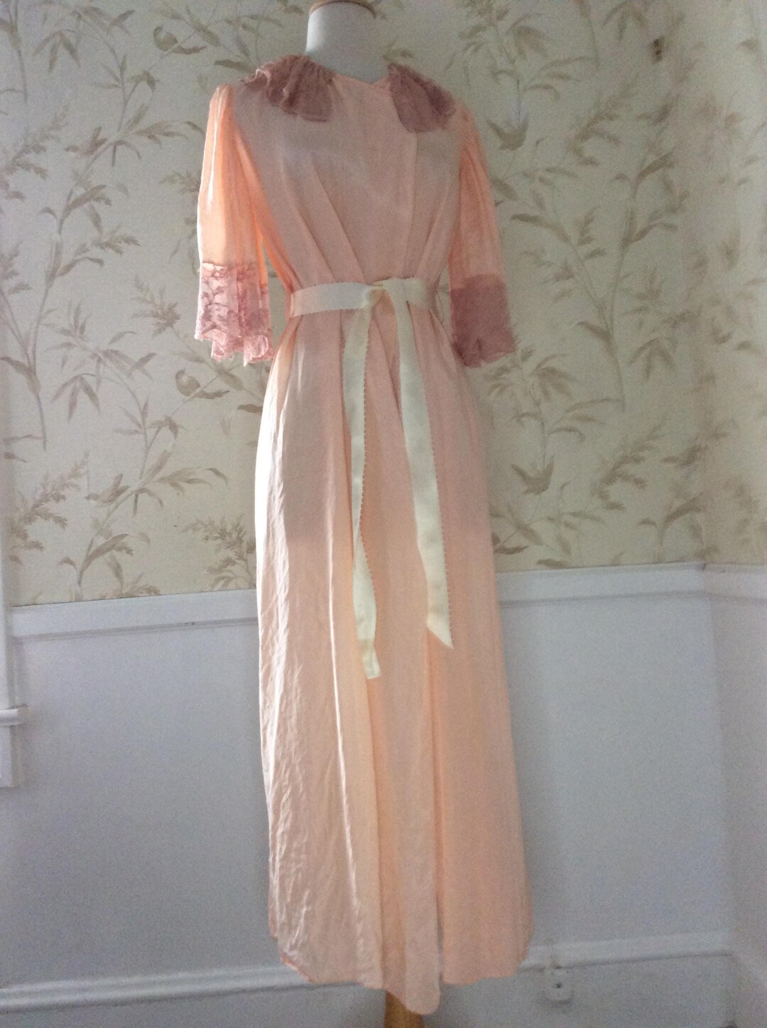 1930s Vintage Peach Rayon & Lace BOUDOIR Dressing Gown Robe Gathered ...