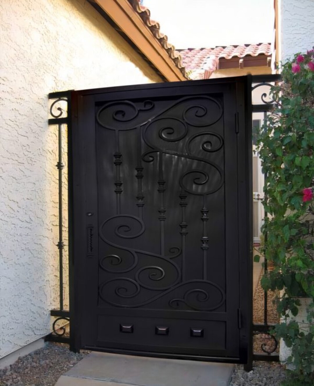 Beautiful Mesh Doodle Design Metal Back Yard Gate | Modern Fabrication ...