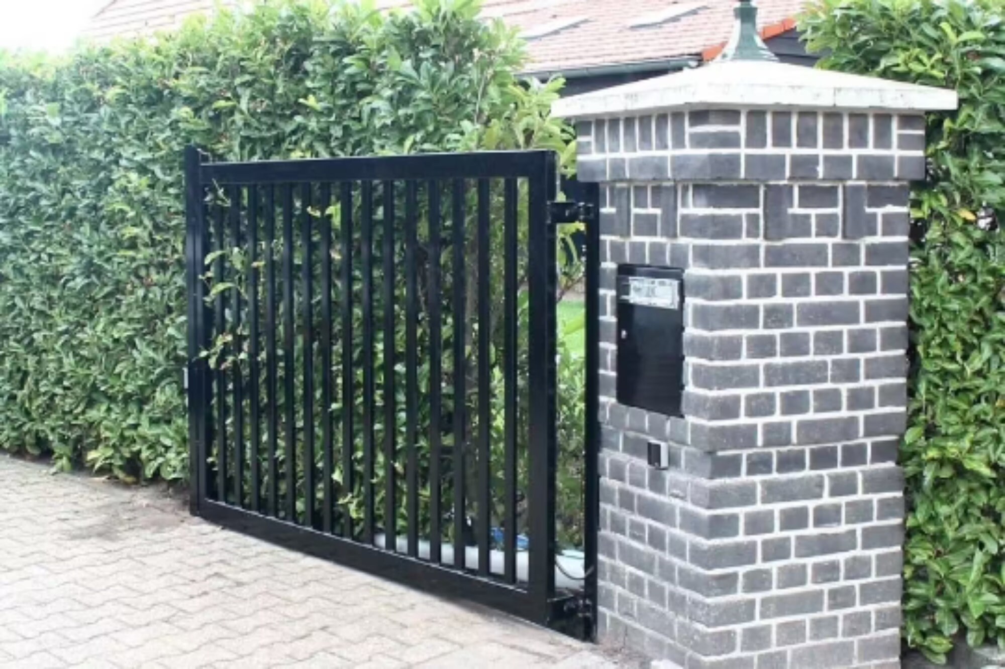 Modern Vertical Stripe Design Entry Gate fence Design Heavy Duty Metal ...