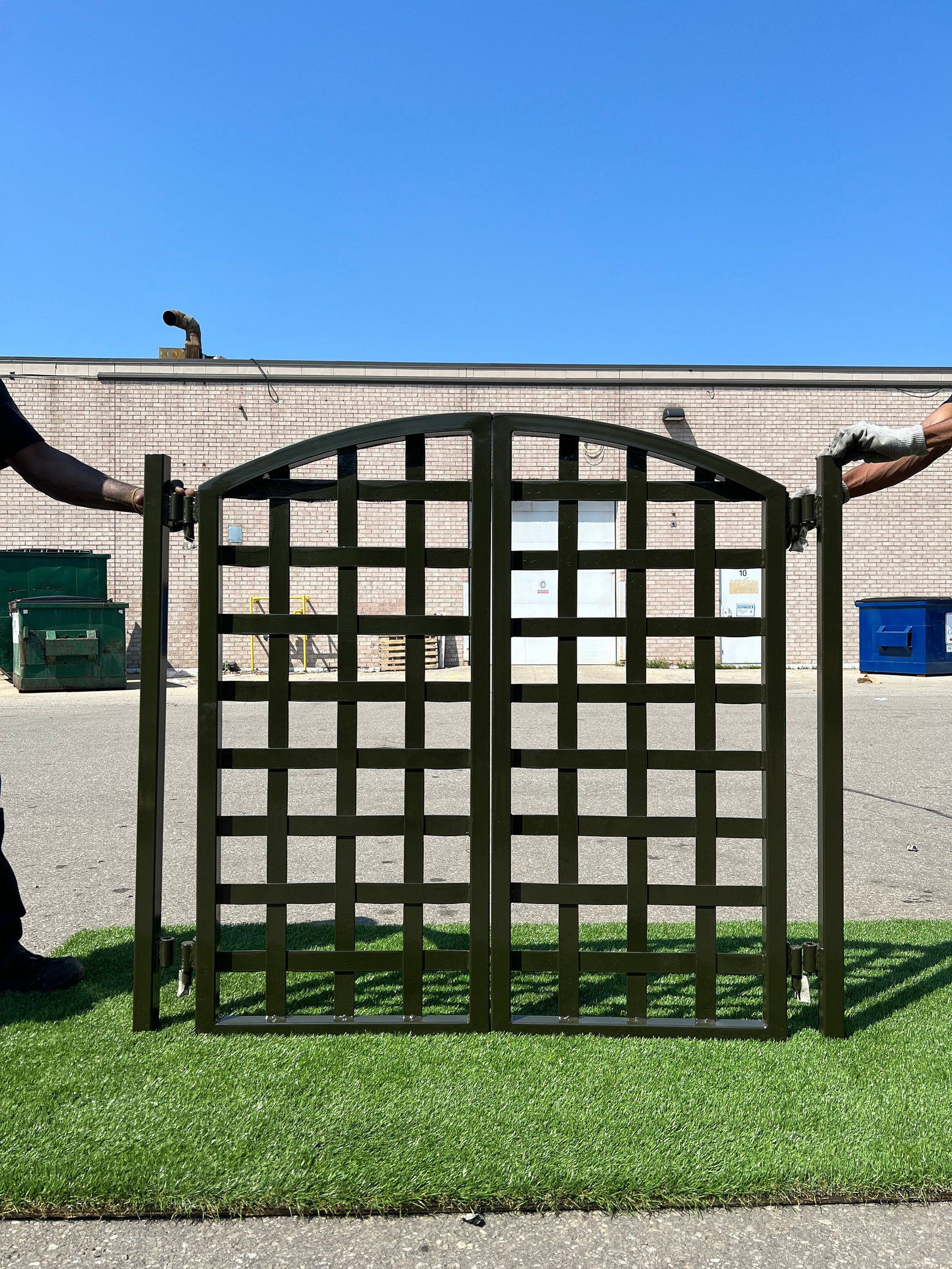 Modern Square Pattern Metal Gate Gorgeous Dual-swing Entry Way Gate ...