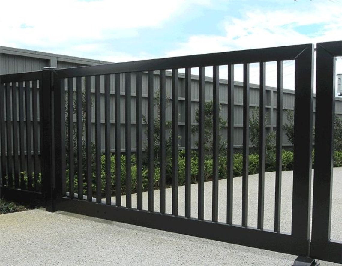 Modern Vertical Stripe Design Entry Gate fence Design Heavy Duty Metal ...