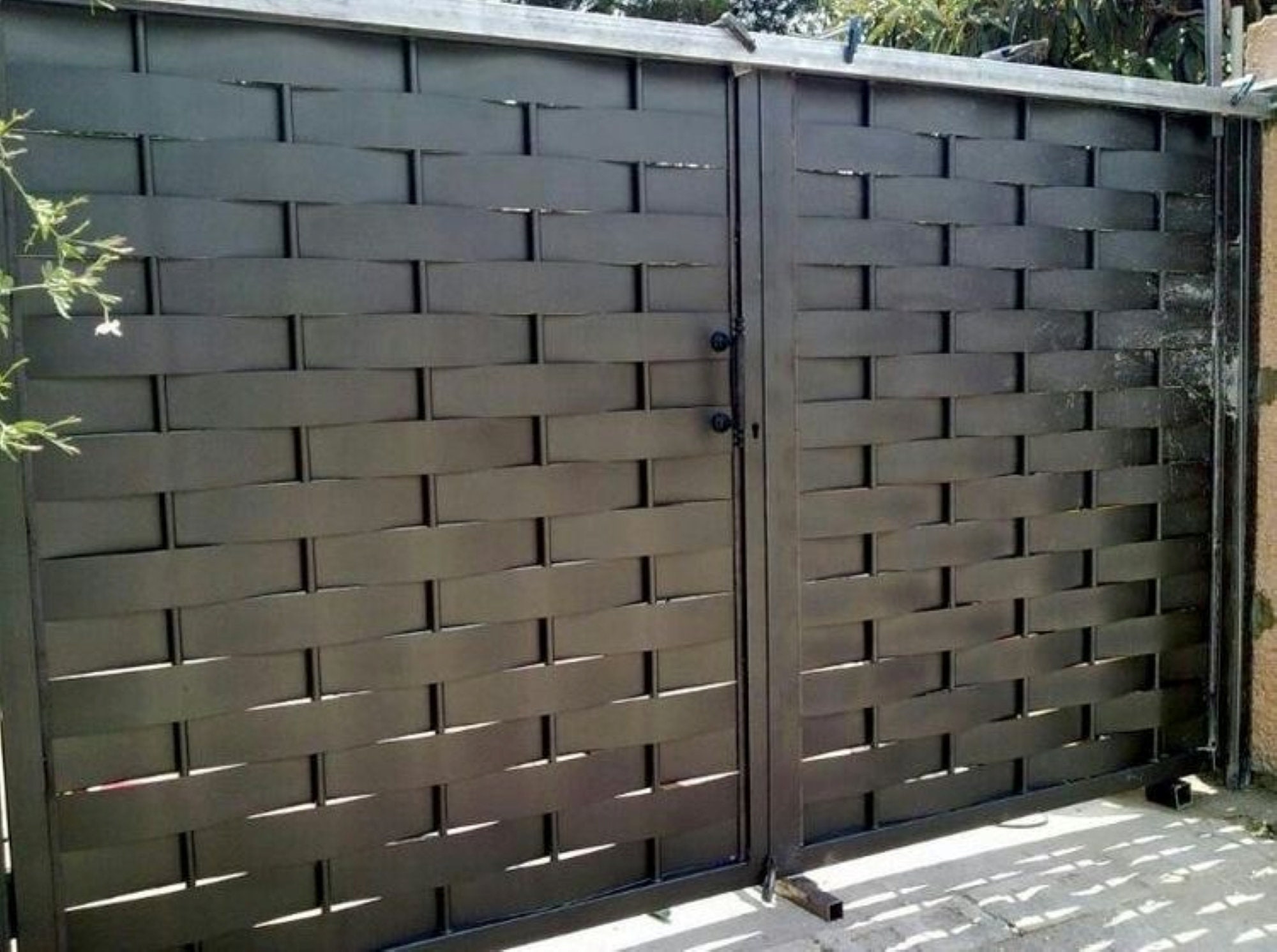 Classic Criss Cross Design Entry Gate modern Heavy Duty Metal Driveway ...