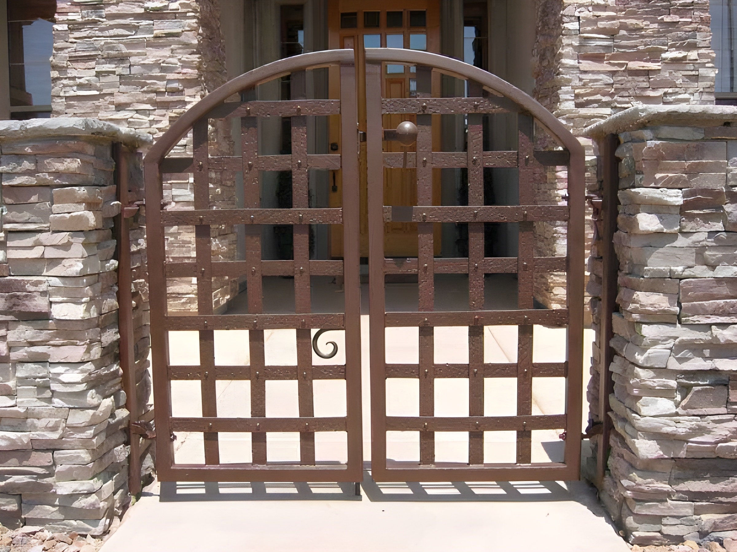 Modern Square Pattern Metal Gate Gorgeous Dual-swing Entry Way Gate ...