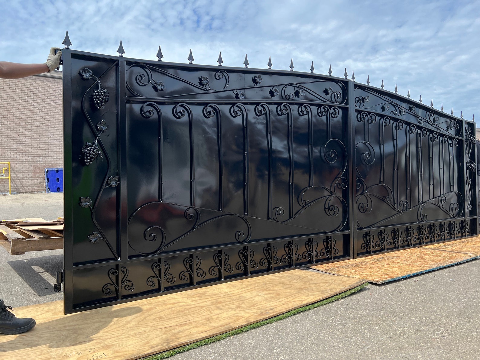 Stylish Solid Embossed Metal Spiral Vintage Entry Gate custom ...