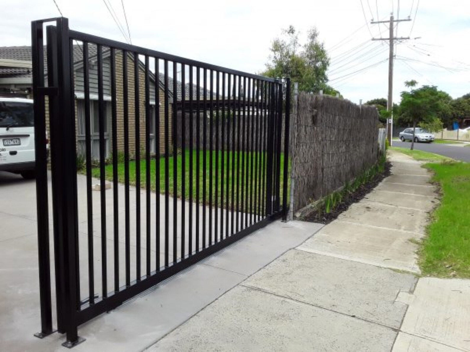 Modern Vertical Stripe Design Entry Gate fence Design Heavy Duty Metal ...