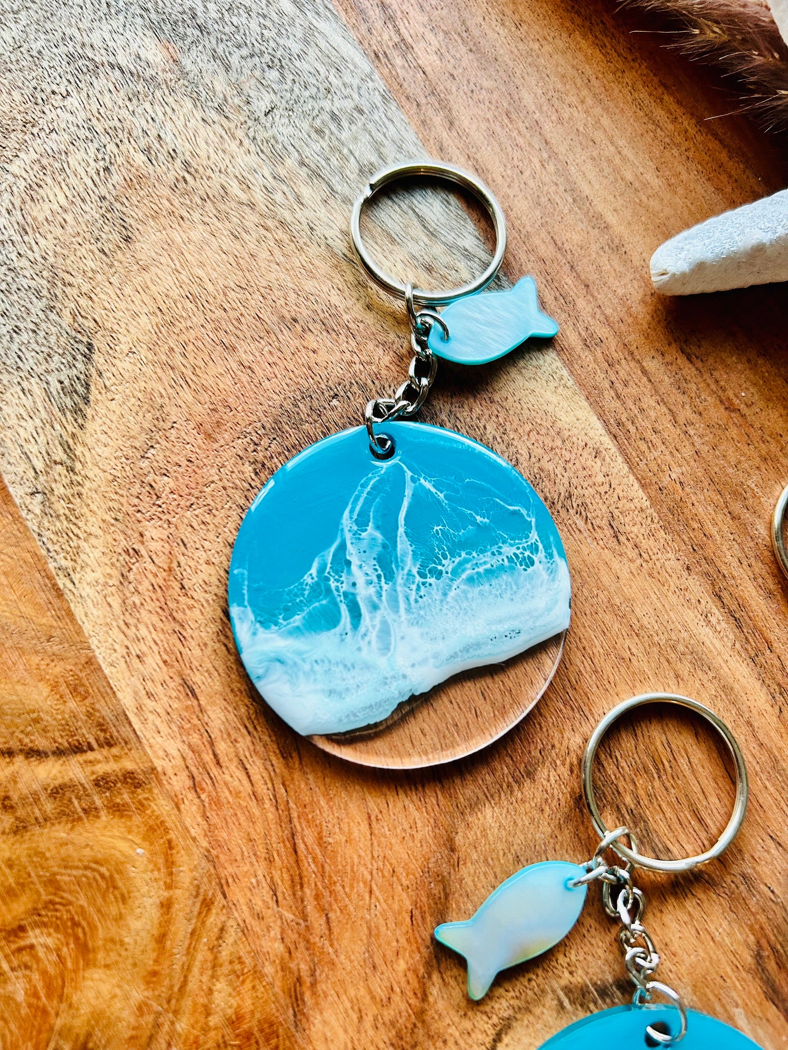 Acrylic Keychain With Ocean Waves & Charm, Resin Beach Keychain, Epoxy ...