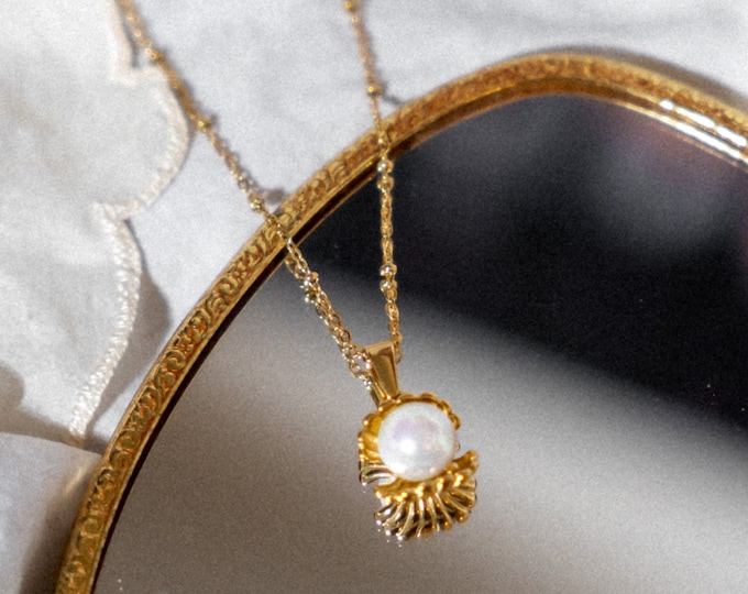 Venus Necklace, Dainty Pearl Sea Shell Pendant Necklace, Mermaidcore ...