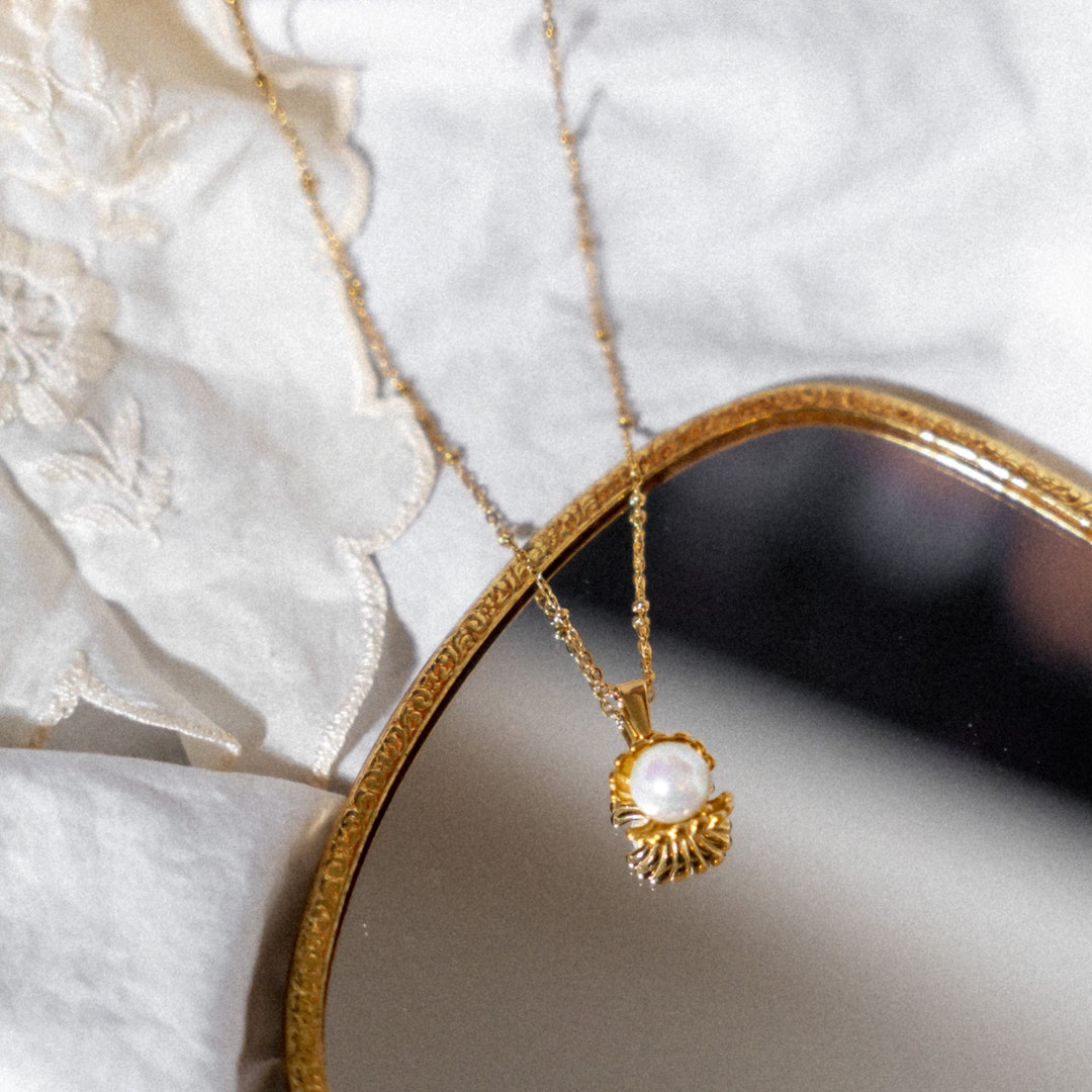 Venus Necklace, Dainty Pearl Sea Shell Pendant Necklace, Mermaidcore ...