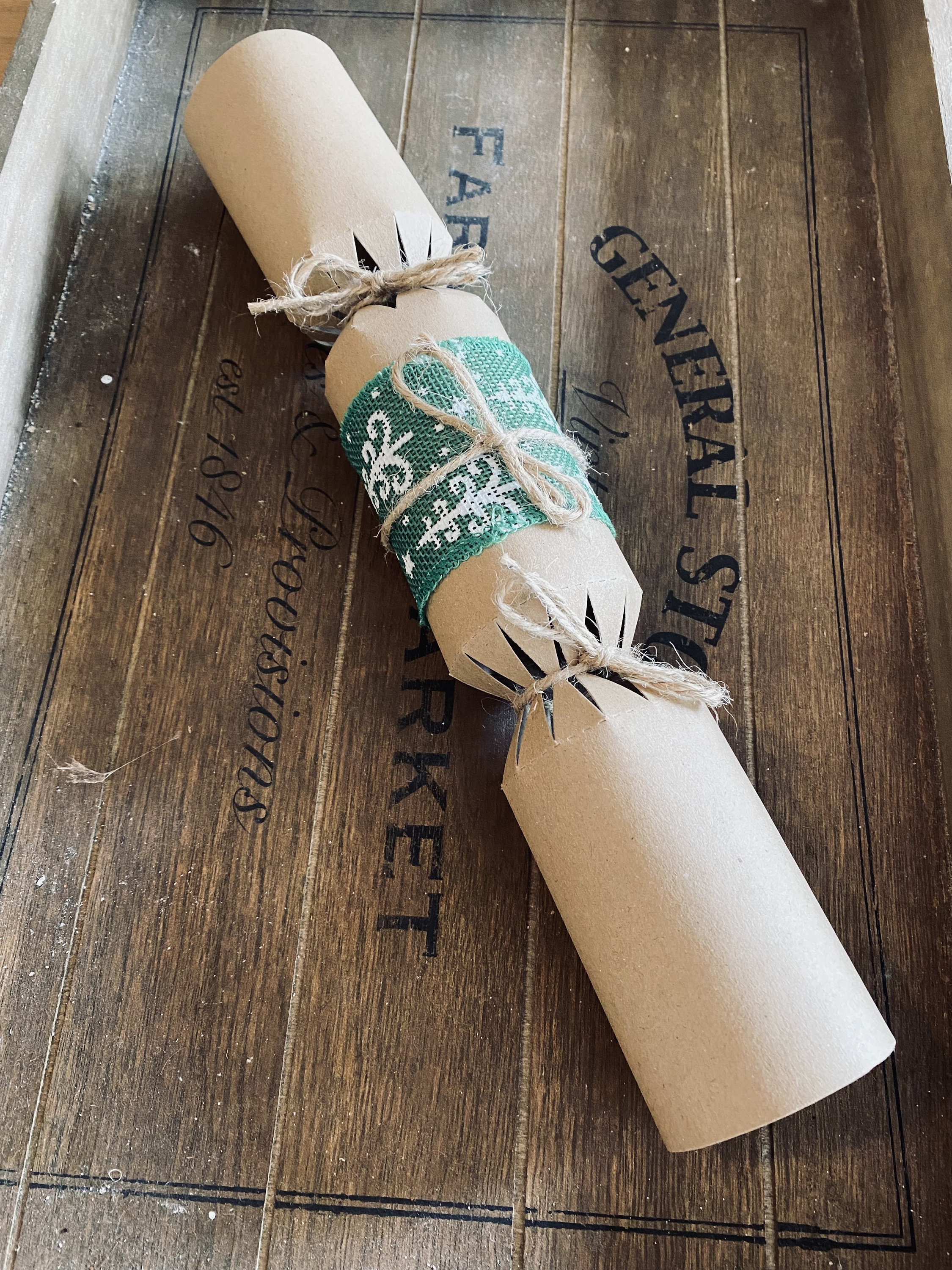 10 DIY Christmas Crackers Make Your Own Crackers No Glue Needed Kit to ...