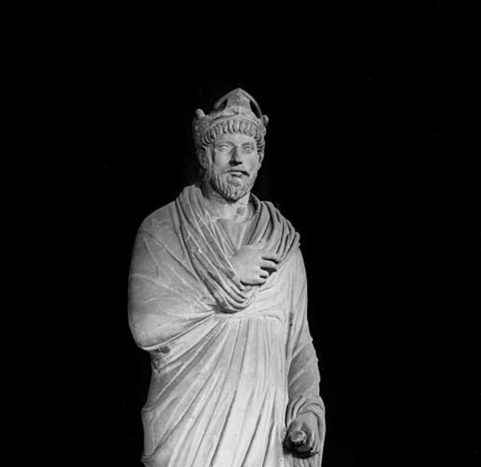 Emperor Julian in Philosopher Cloak and Sacerdota Priestly Crown - Etsy