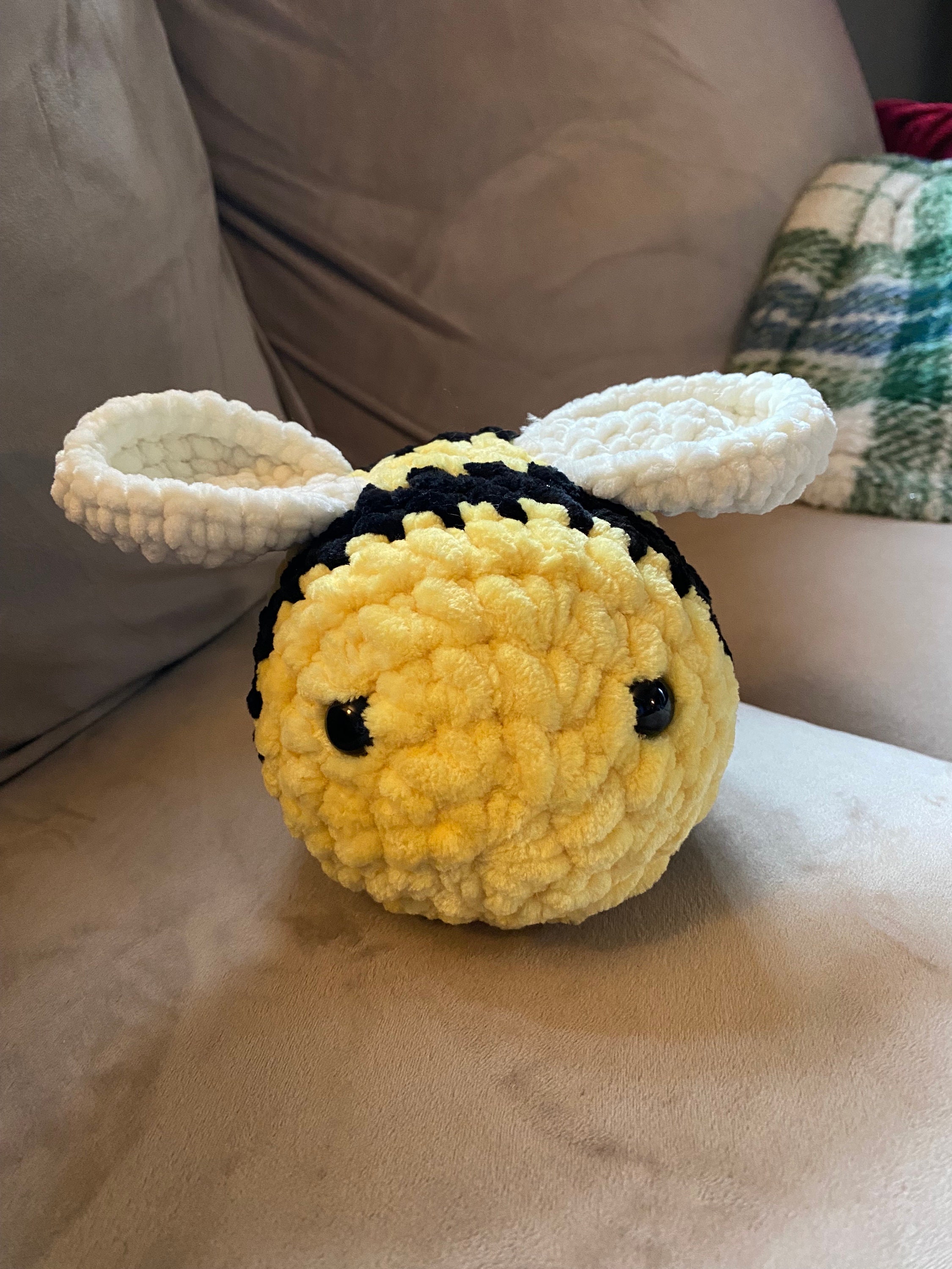 Crochet Bee Plushie, Amigurumi Bee, Handmade Bee Plush - Etsy