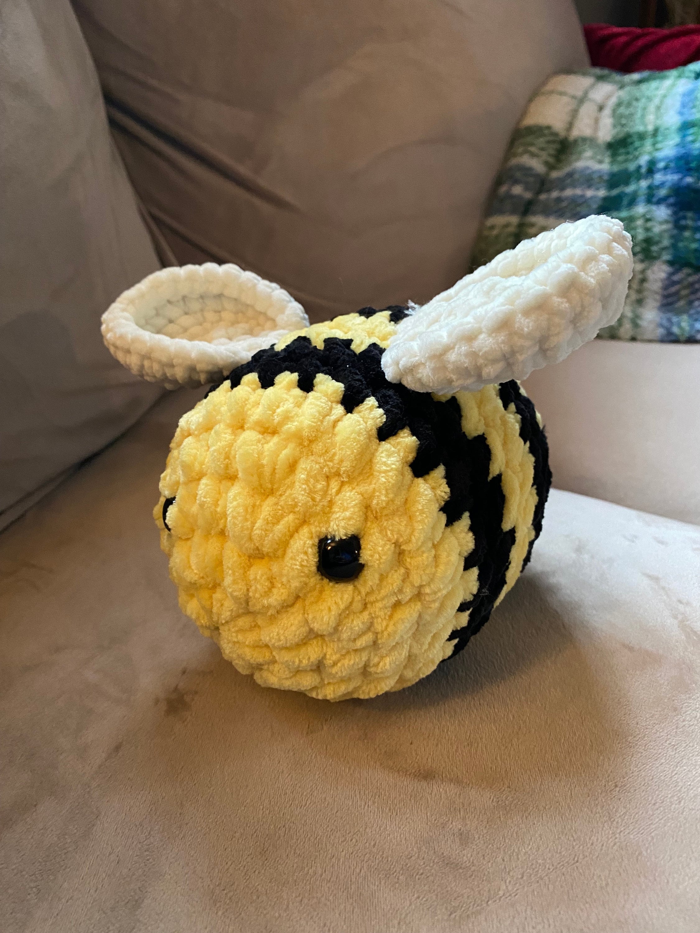 Crochet Bee Plushie, Amigurumi Bee, Handmade Bee Plush - Etsy