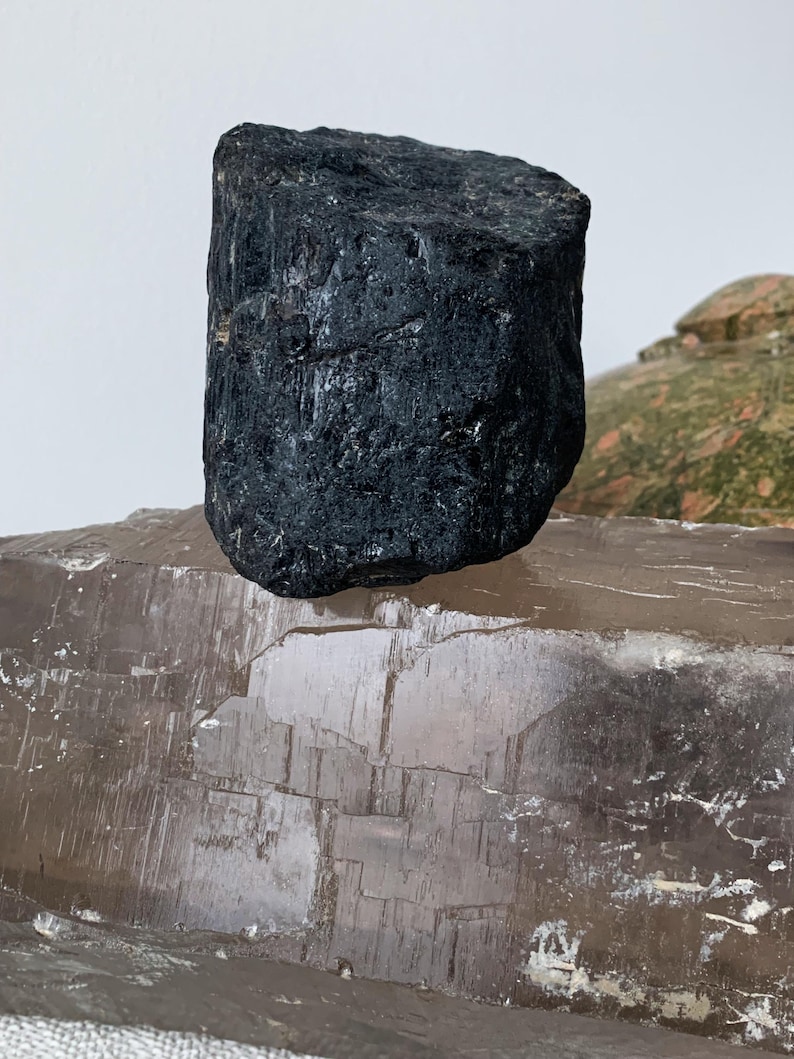 Roca mineral de turmalina negra en bruto, Schorl, escudo EMF ...