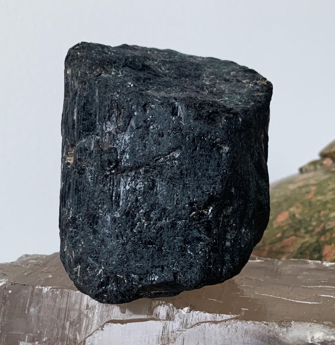 Roca mineral de turmalina negra en bruto, Schorl, escudo EMF ...