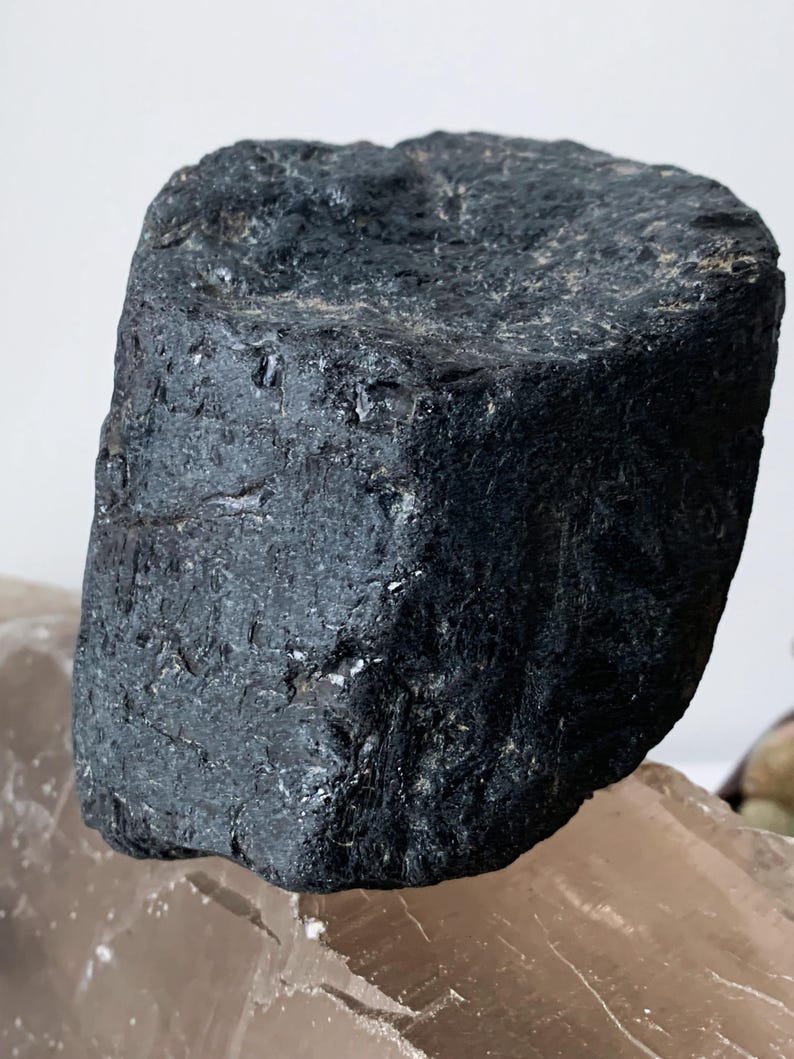 Roca mineral de turmalina negra en bruto, Schorl, escudo EMF ...