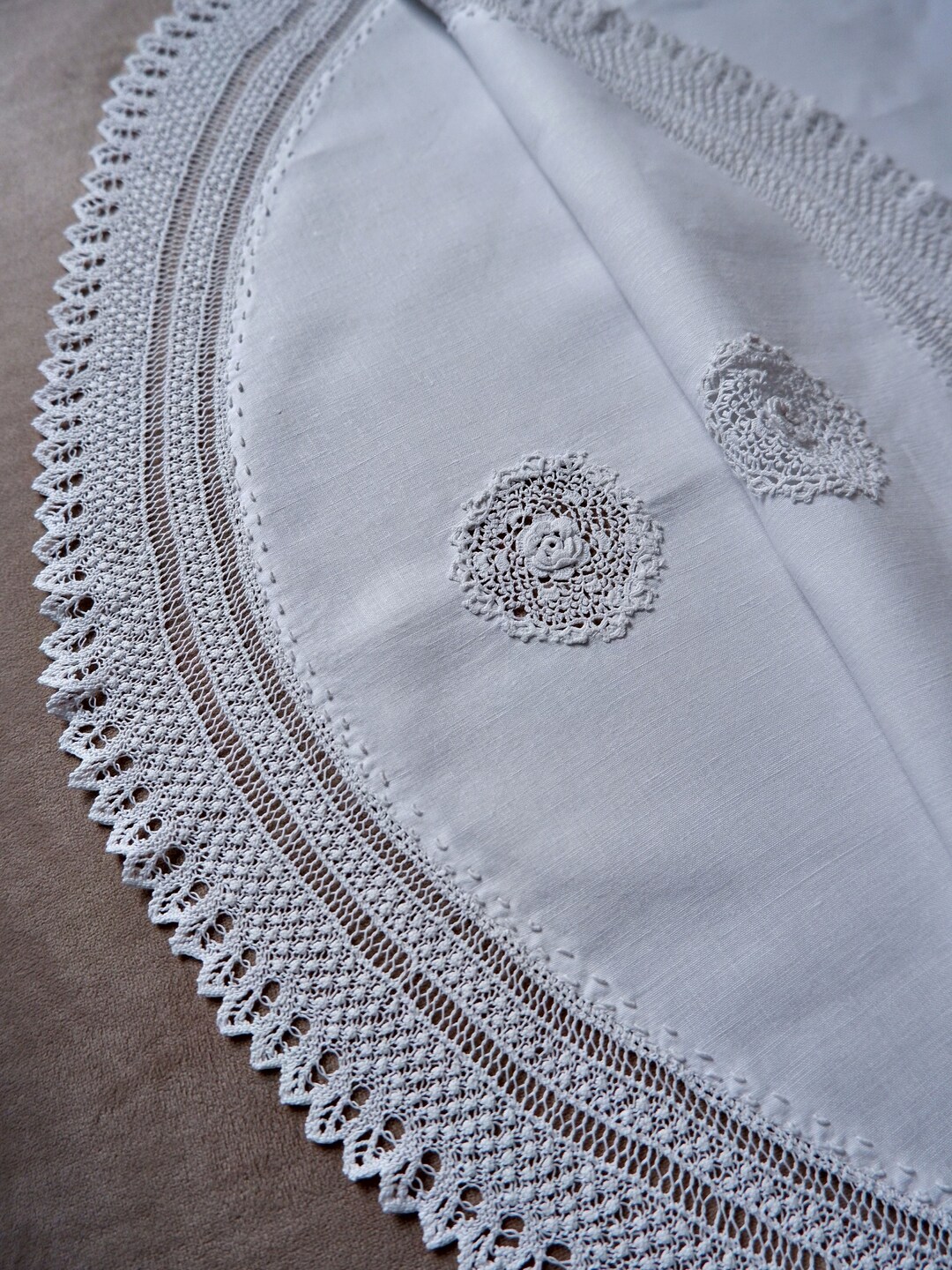 Vintage Oval Irish Linen and Clones Rose Irish Crochet Lace Table ...