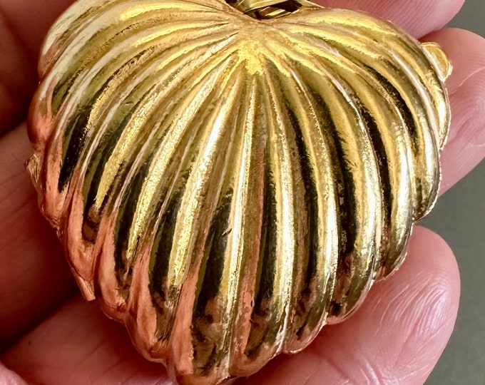 1970s Estée Lauder Gold Tone Fluted Heart Solid Perfume Pendant Compact ...