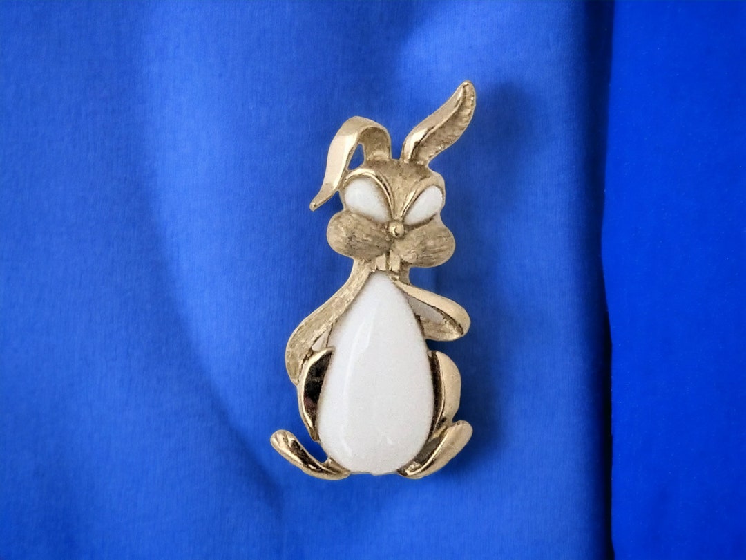 Vintage Crown Trifari Milk Glass Rabbit Brooch - Etsy
