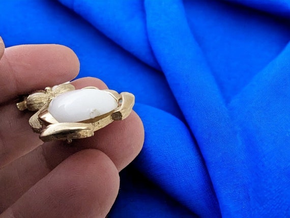 Vintage Crown Trifari Milk Glass Rabbit Brooch - Gem