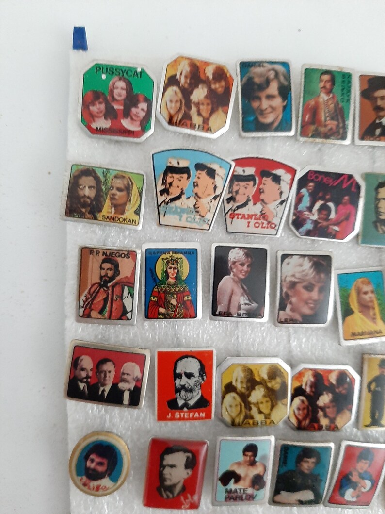 32 Lapel Pins Famous People Abba, Laurel & Hardy, Sandokan, Karl Marx ...