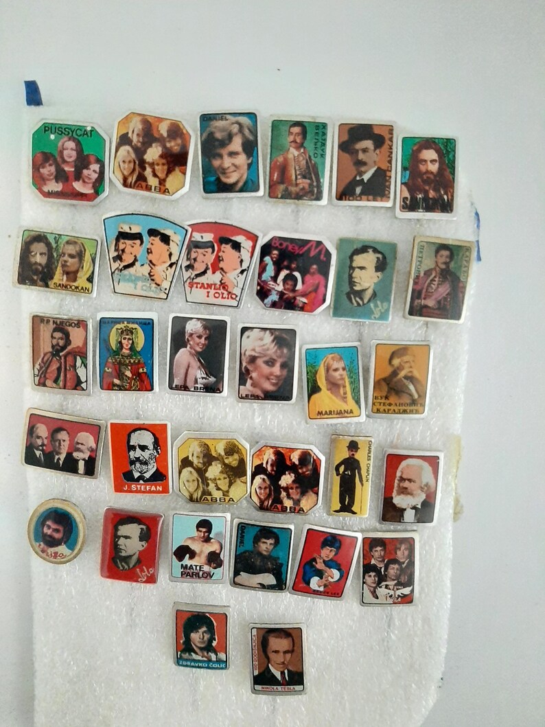 32 Lapel Pins Famous People Abba, Laurel & Hardy, Sandokan, Karl Marx ...