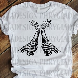 Skeleton Cheers Svg , Skeleton Hand Holding A Beer Mug , Beer Cheers ...