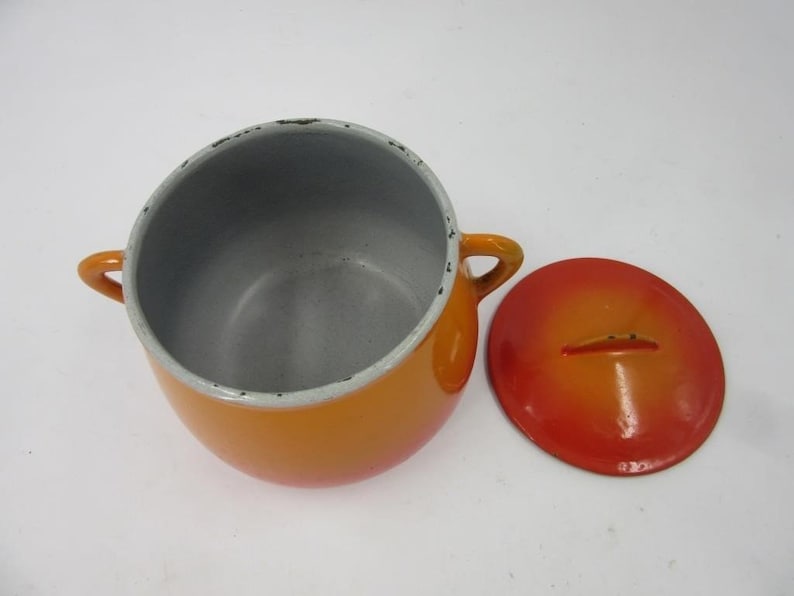 LE CREUSET Vintage Orange Enamelled Cast Iron Pot, Gradient Fire Orange ...