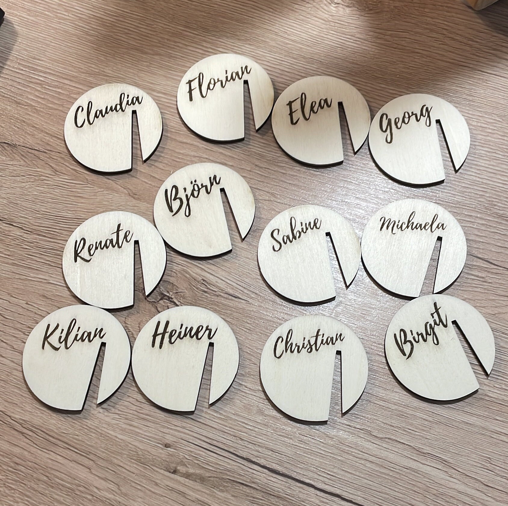 Individuelle Holzgravur-Namensschilder für stilvolle Anlässe (1–70 Stück) – personalisierte ...
