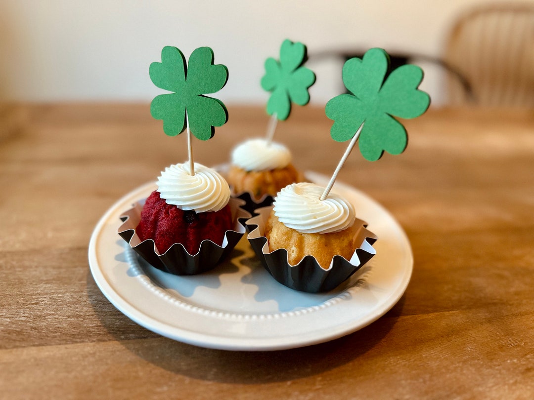 St. Patricks Day Cupcake Toppers, Four Leaf Clover Cupcakes, St ...