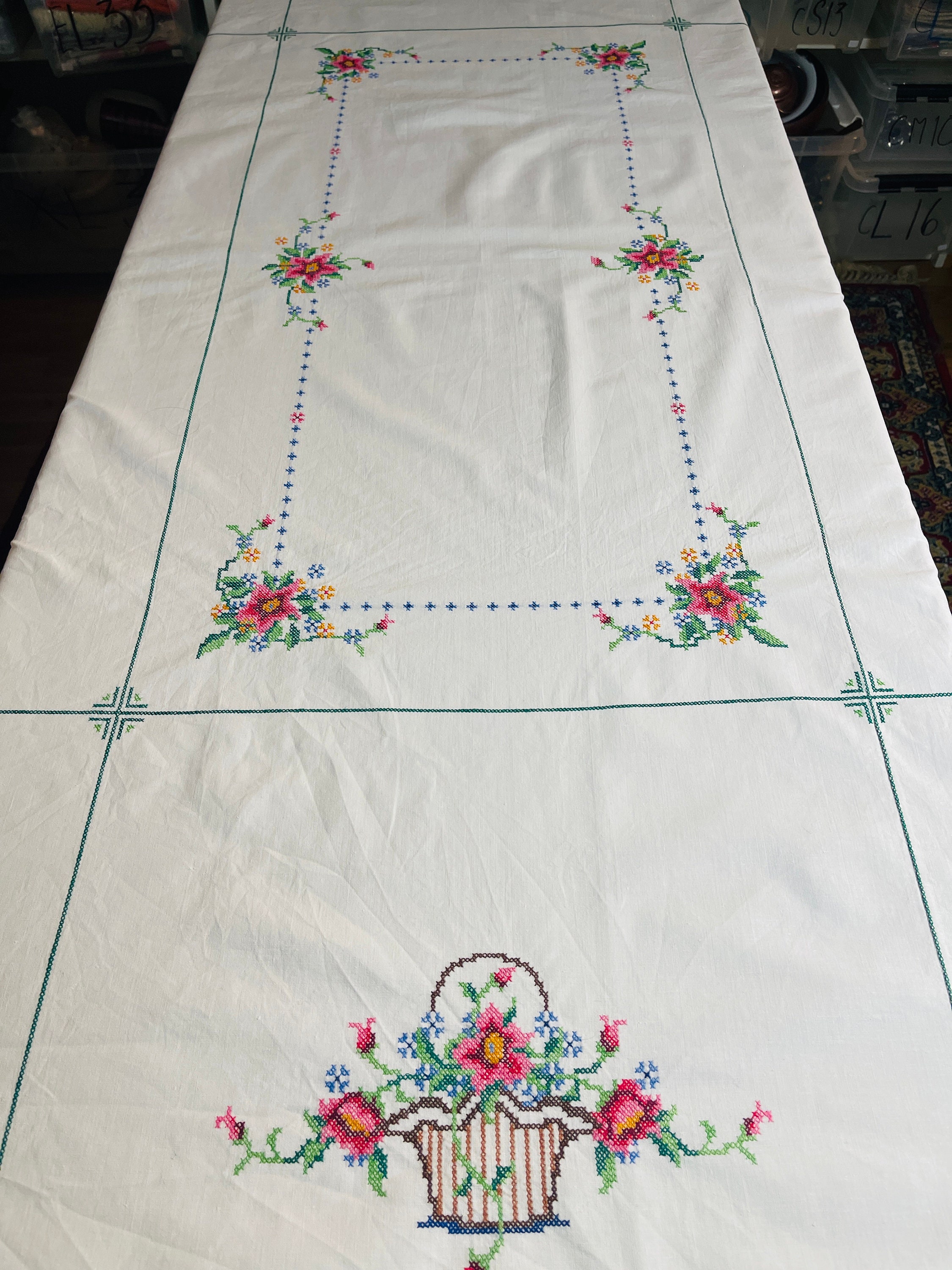 Incredibly Beautiful Hand-embroidered Tablecloth 50,39 66,93 - Etsy