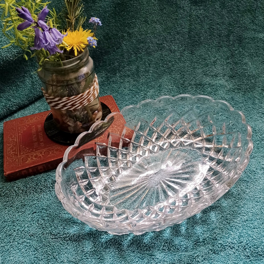 Beautiful Vintage Glass Sweet Bowl or Friut Bowl Vintage Style Design ...