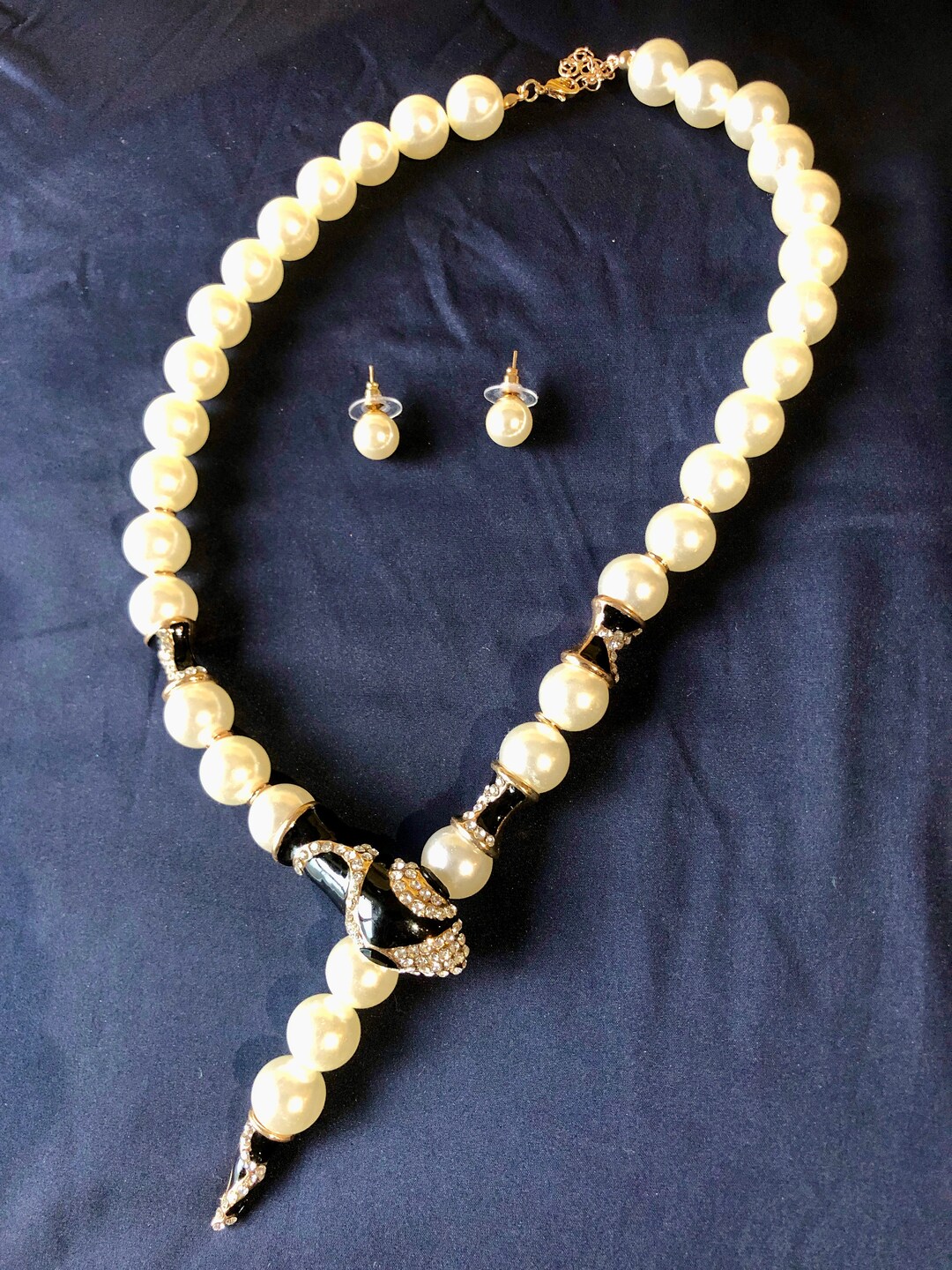 White Pearl, Snake Design Custom Jewelry Set of Pearl Necklace and ...