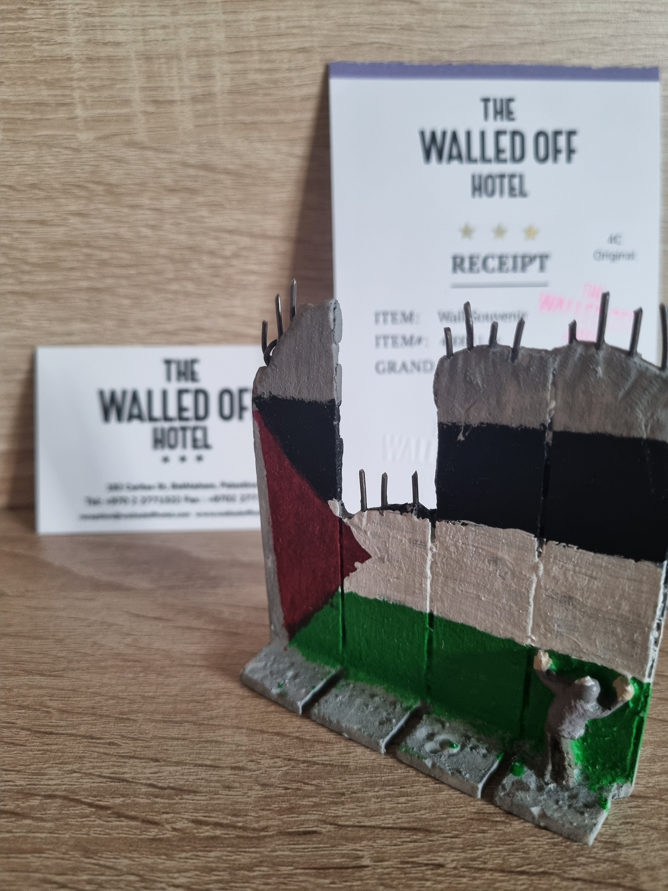 Banksy Walled off Hotel, Sculpture Palestine Street Art, Drapeau ...