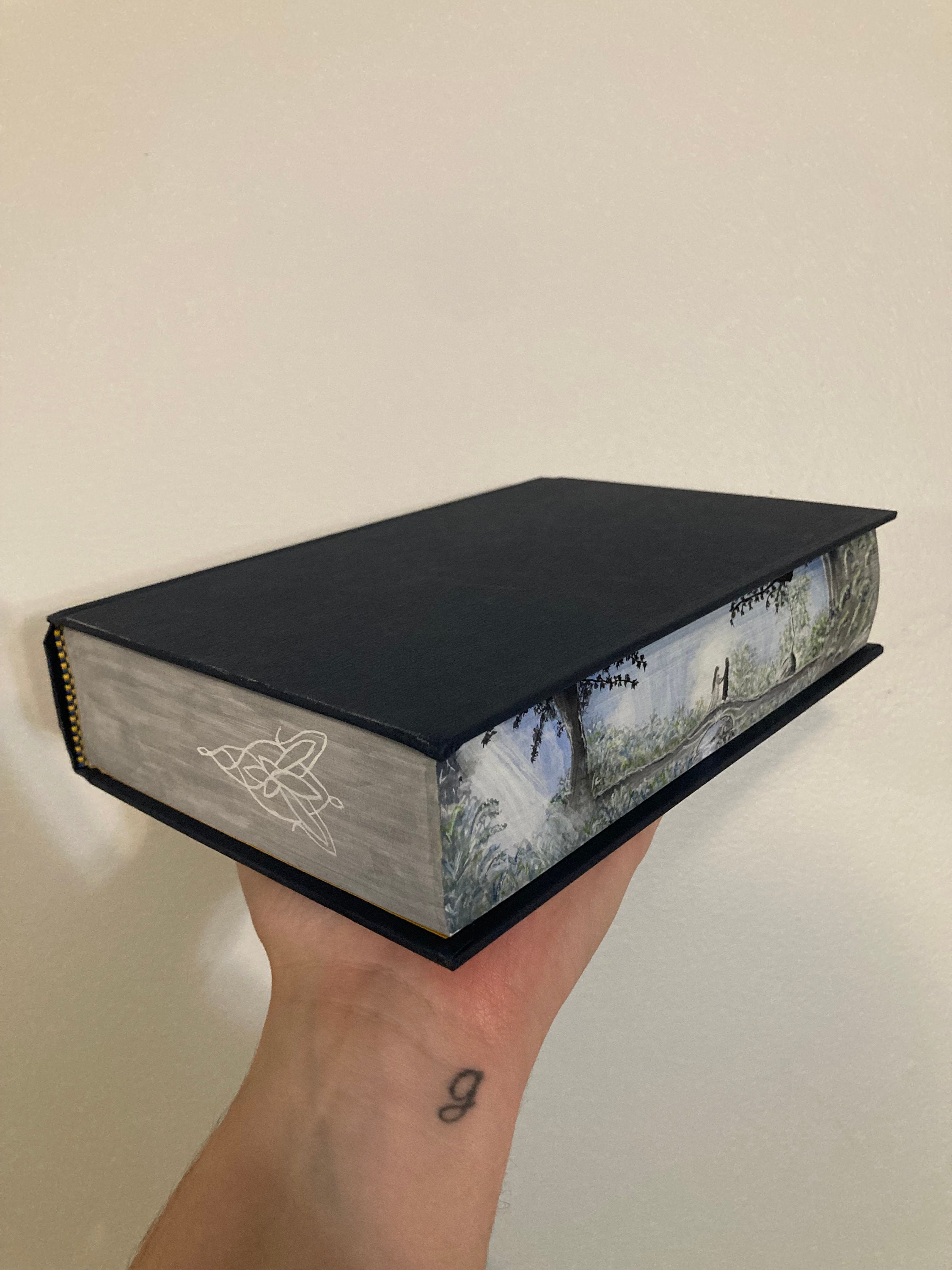 The Lord of the Rings Fore-edge Painting Arwen and Aragorn Fore-edge ...