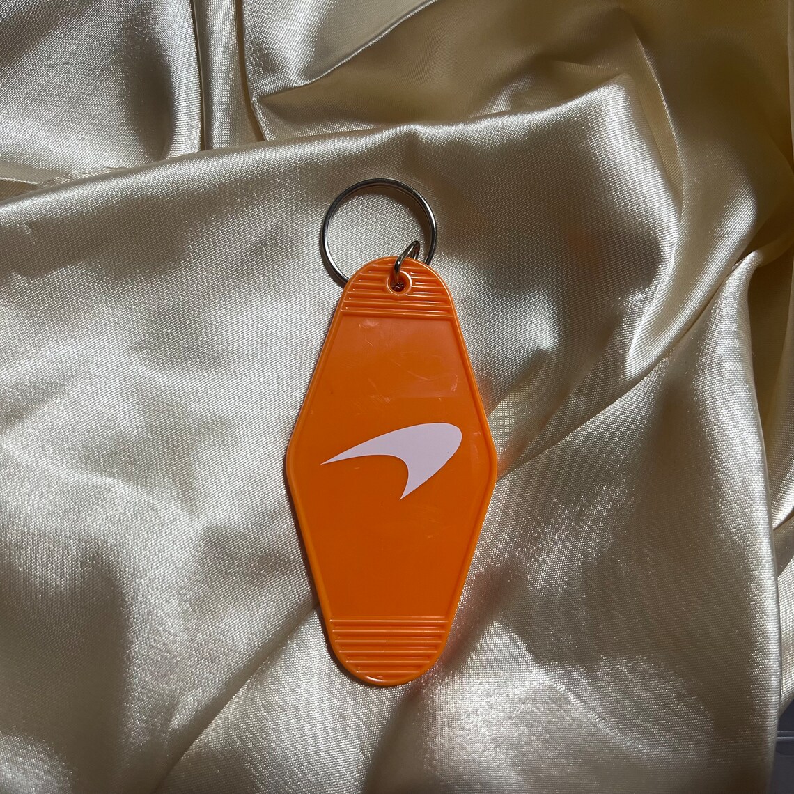 MCLAREN F1 Logo Retro Motel Keychain, Keyring, Car Accessory, Cute Bag ...