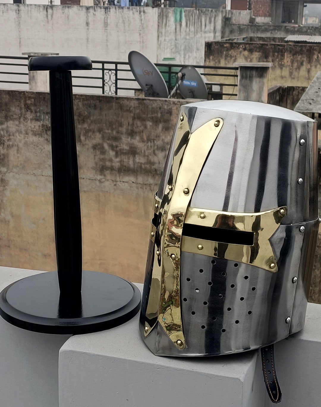 Casco de caballero templario medieval con cruz de latón de albañil ...