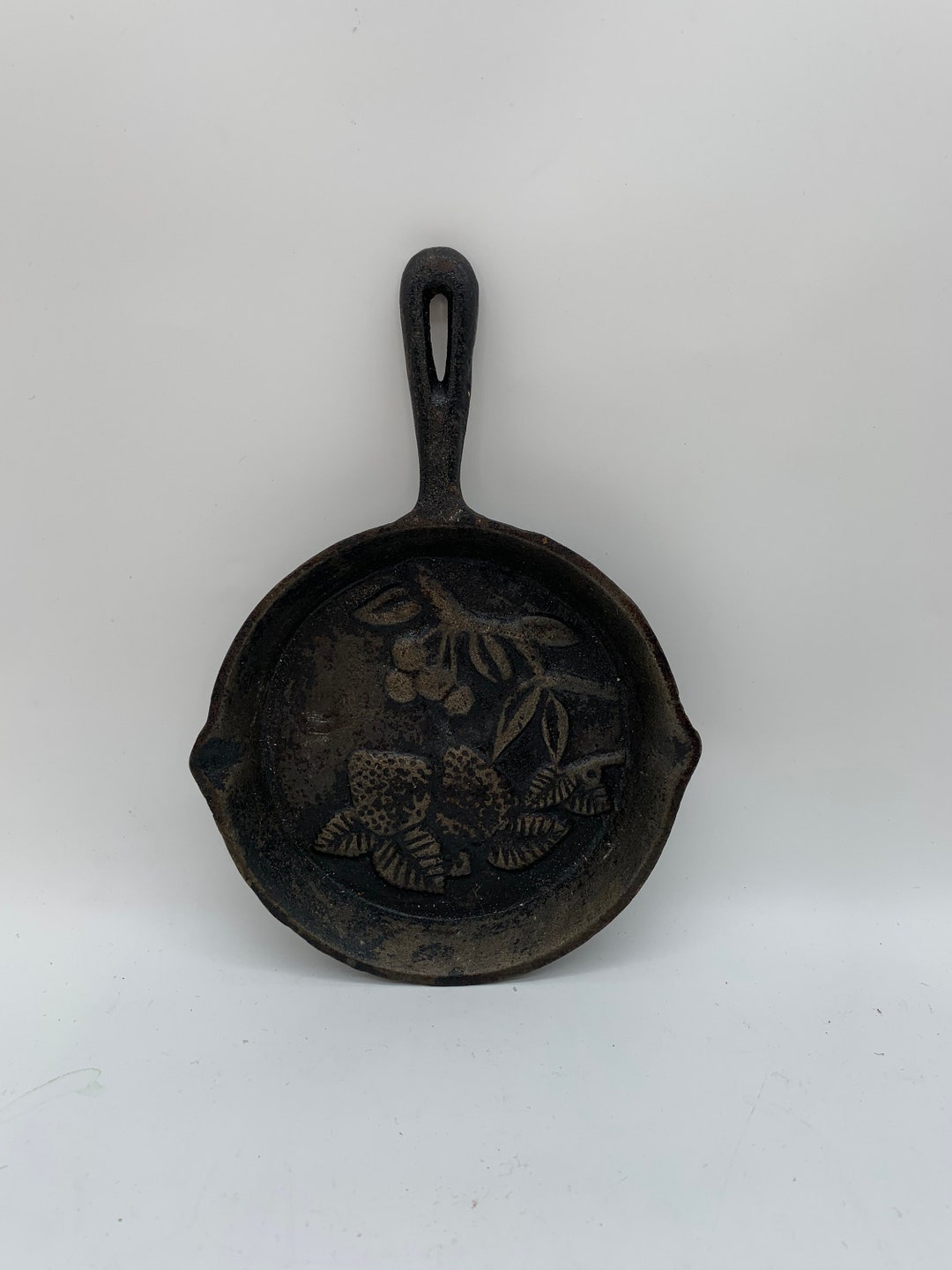 Small Cast Iron Skillet Bas Relief Raised Leaf/branch Design - Etsy